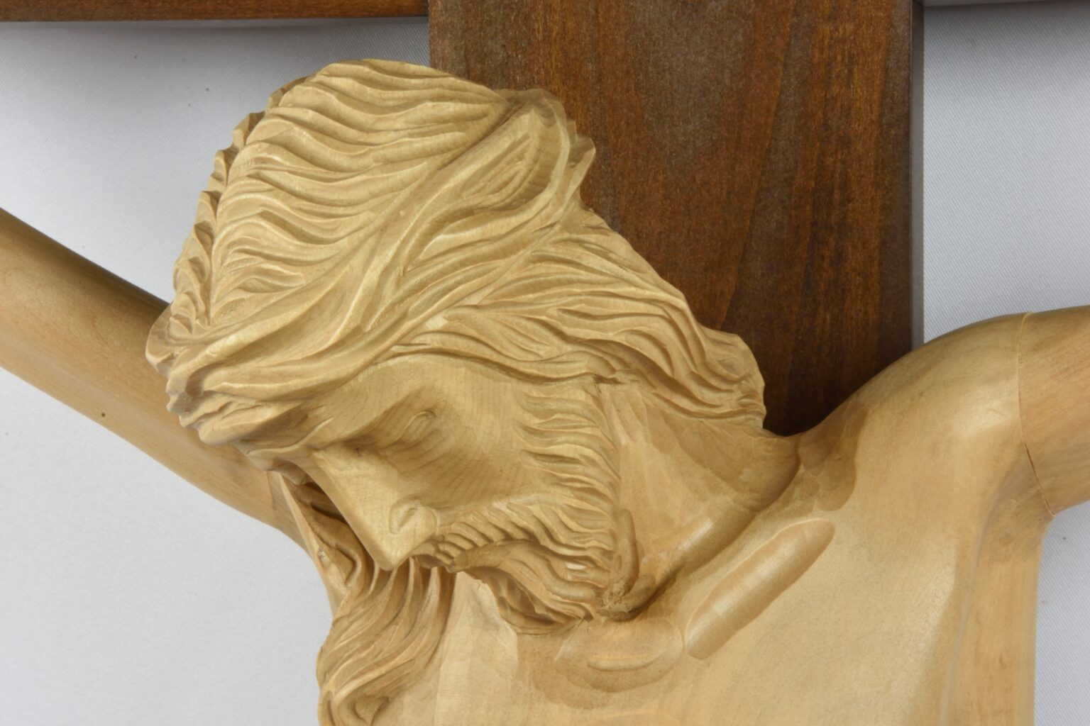 crucifix - Crucifixes -carved wooden- and Laboratorio Gruppo Liturgico