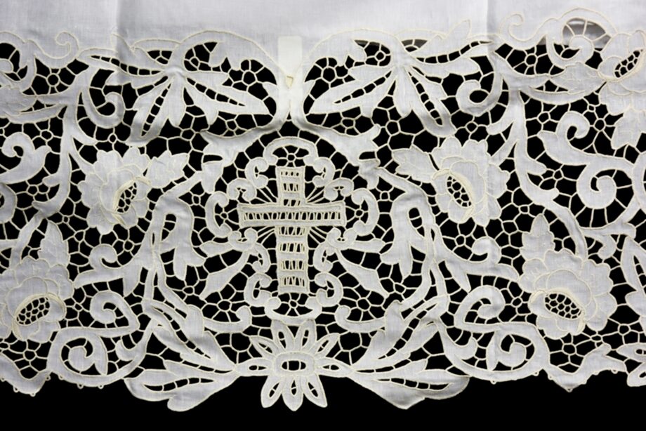 Hand-embroidered length. - albs and Laboratorio Gruppo Liturgico