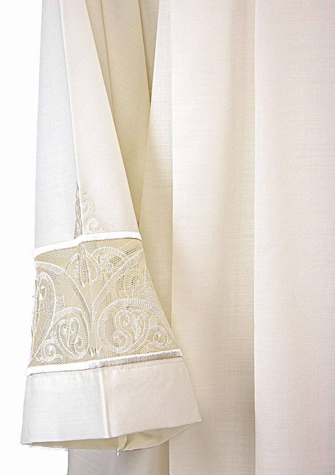 Alb with traditional embrodery - albs and Laboratorio Gruppo Liturgico
